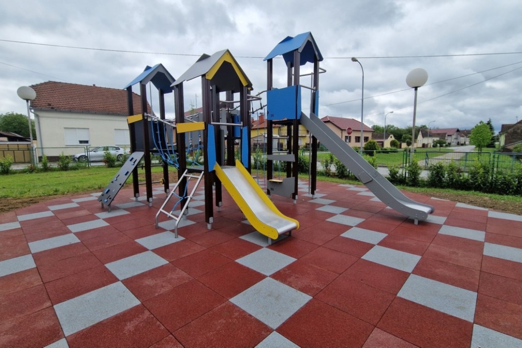 FOTO Pogledajte kako izgleda novo dječje igralište u Molvama - Klikaj.hr FOTO Pogledajte kako izgleda novo dječje igralište u Molvama - Klikaj.hr