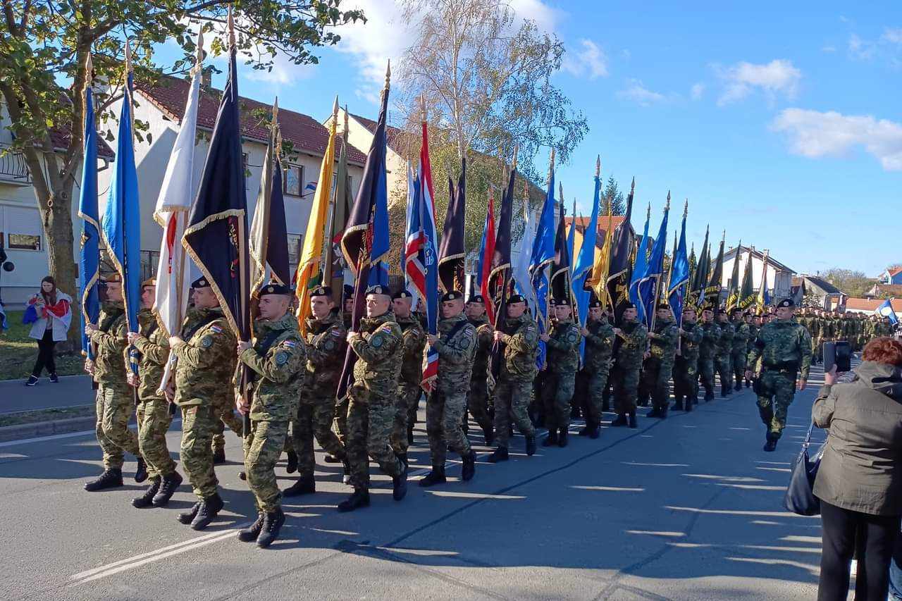 Deseci tisuća domoljuba odaju počast žrtvi Vukovara - Klikaj.hr