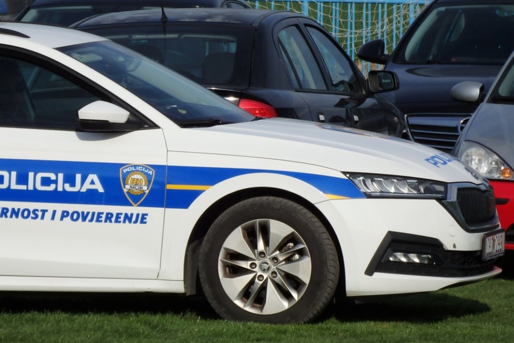 Napio se i u kafiću napao trojicu, dvojicu ozlijedio pa automobilom udario u metalni stup i ...