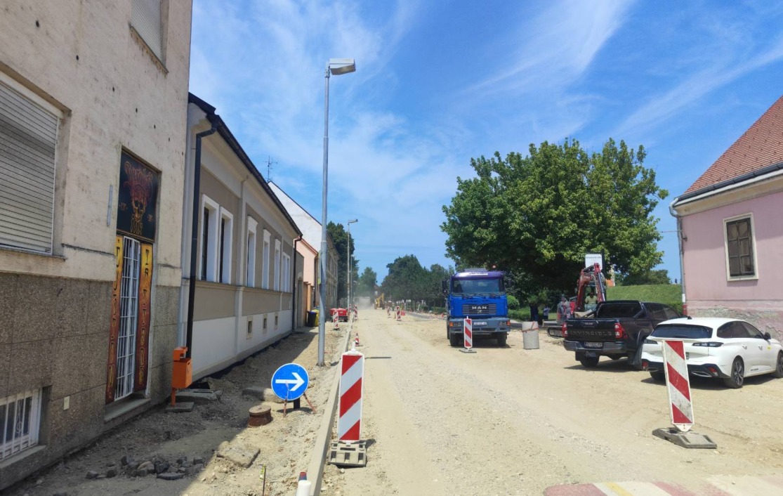 U tijeku je postavljanje nove javne rasvjete u Ulici Stanka Vraza u ...
