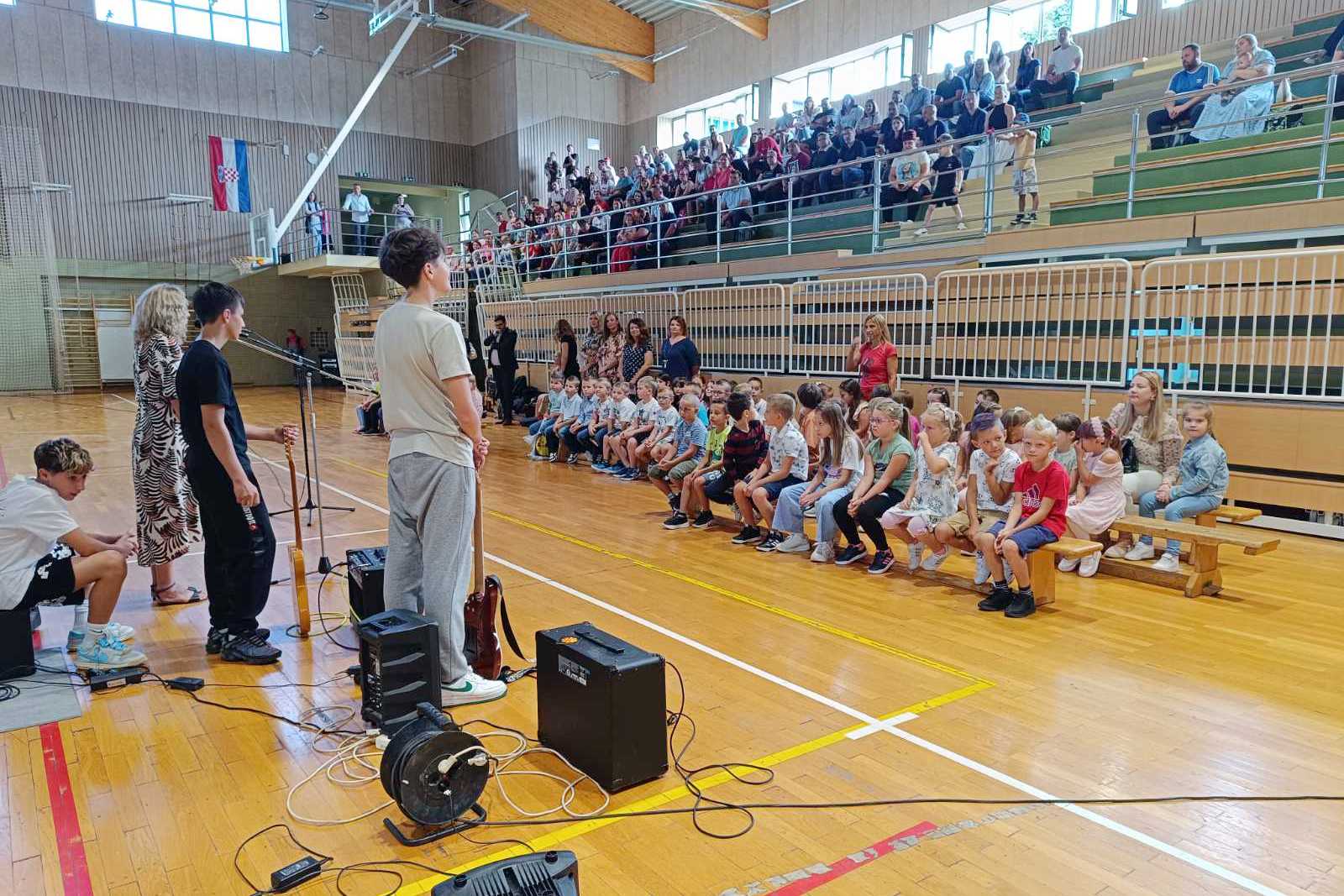 FOTO U klupe Osnovne škole Milke Trnine Križ sjeo 51 prvašić - Klikaj.hr